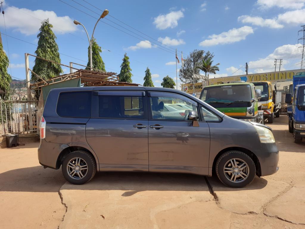 Toyota NOAH mini van Viecle detail.Yoshino Trading Ltd.
